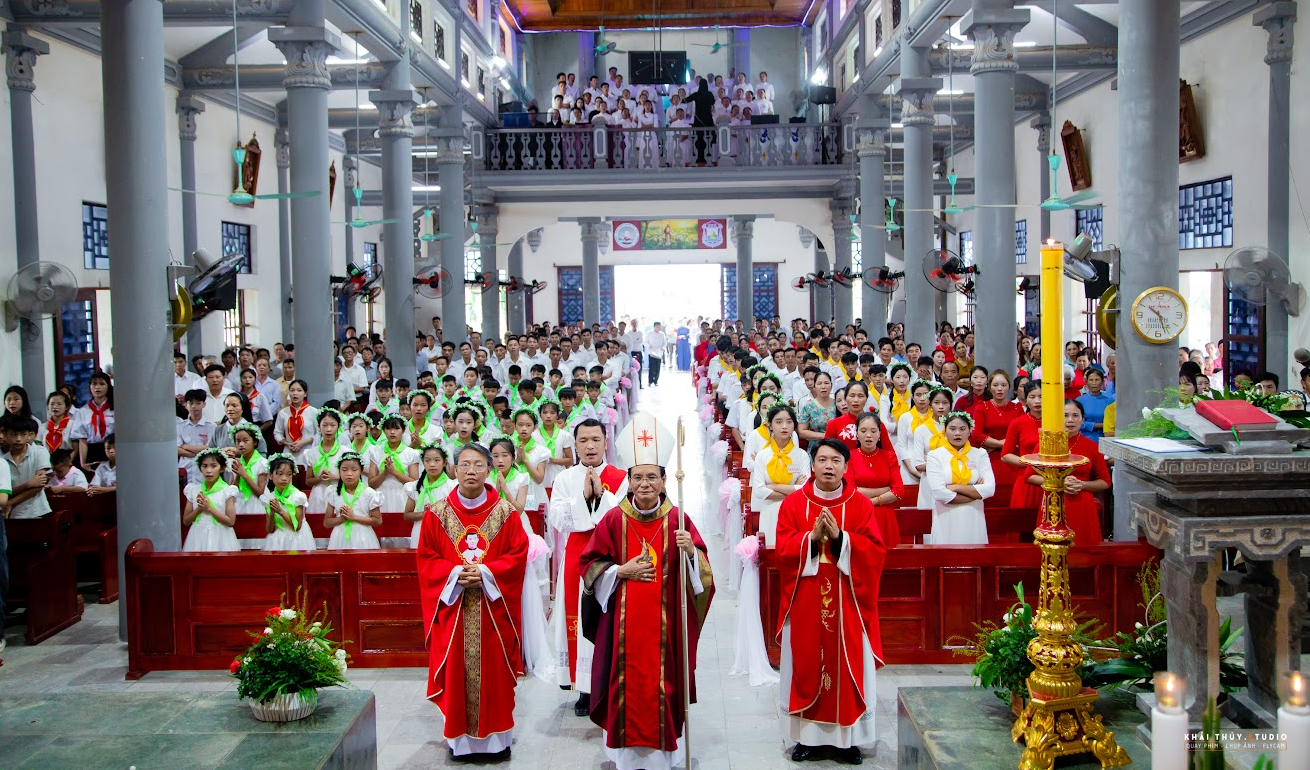 Giáo Xứ Phương Long: Thánh Lễ Tạ Ơn Bế Mạc Tuần Chầu Và Ban Bí Tích Thêm Sức | Giáo Phận Thanh Hóa